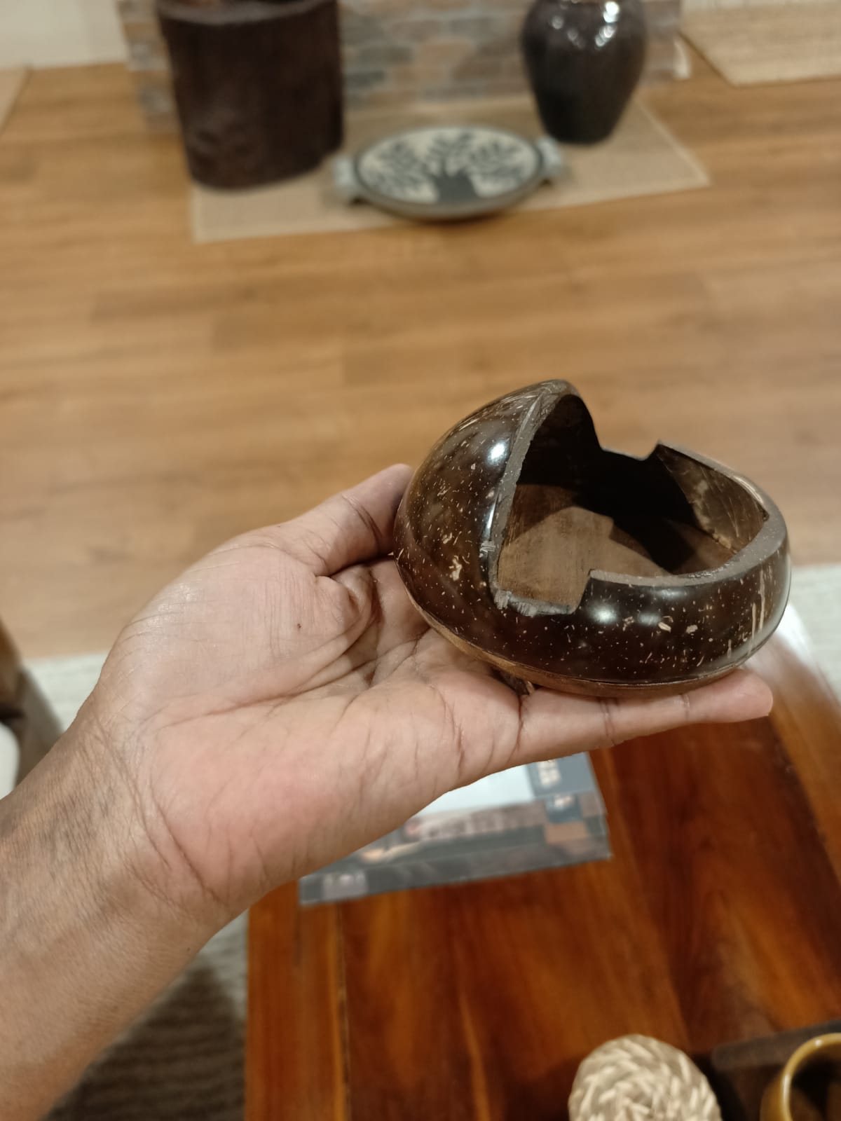 Coco shell mobile holder — Isha Life SG